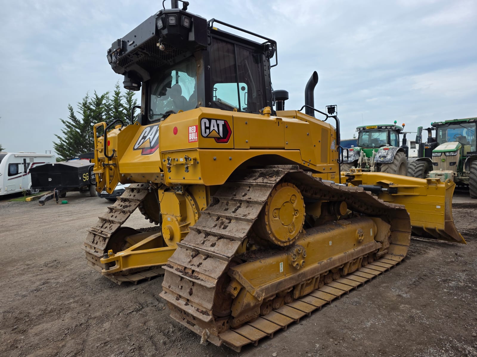 CAT D6 LGP - Red Bull Equipment