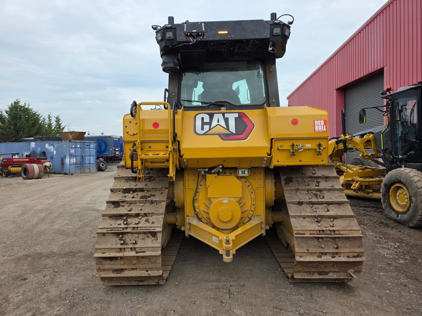 CAT D6 LGP - Red Bull Equipment